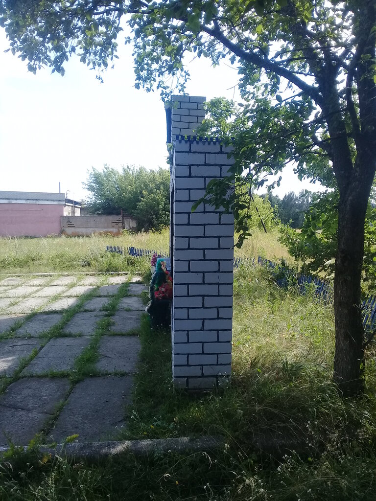 Anıt, heykel Стела воинам-односельчанам, погибшим в годы Великой Отечественной войны, Kurskaya oblastı, foto