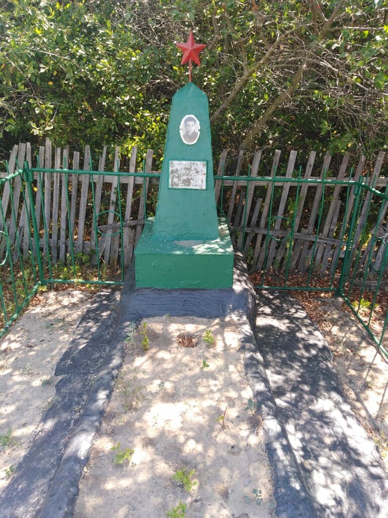 Ünlü kişilerin mezarları Могила танкиста Полозова Геннадия Петровича, Rostovskaya oblastı, foto