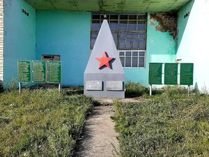 Монументальный памятник Воин-освободитель (Orenburg Region, Abdulinskiy munitsipalny okrug, selo Petrovka), anıt, heykel  Orenburgskaya oblastından