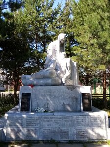 Памятник Воинам - Баклашинцам, павшим в Великую Отечественную войну 1941-1945 гг. Скорбящая мать (Irkutsk Region, Shelekhovskiy rayon, selo Baklashi), anıt, heykel  İrkutskaya oblastından