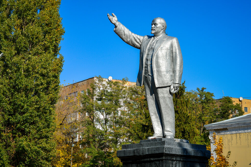 Anıt, heykel В. Ульянов, Torez, foto