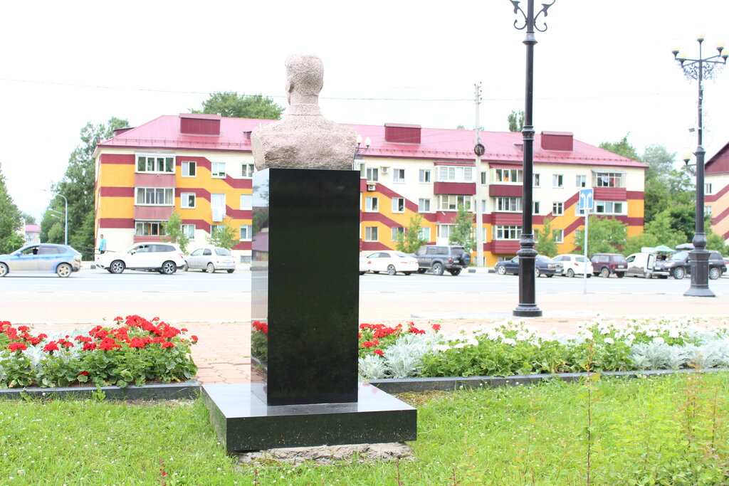Anıt, heykel Бюст Героя Советского Союза Л.В. Смирных, Sakhalinsk, foto