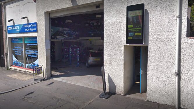 Jant ve lastikçiler Linlithgow Tyres & Exhausts, Batı Lothian Konseyi, foto