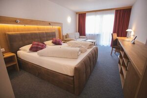 Hotel Donnerhof (Tyrol, Innsbruck-Land, Waldrasterstraße, 8), otel  Tirol'den