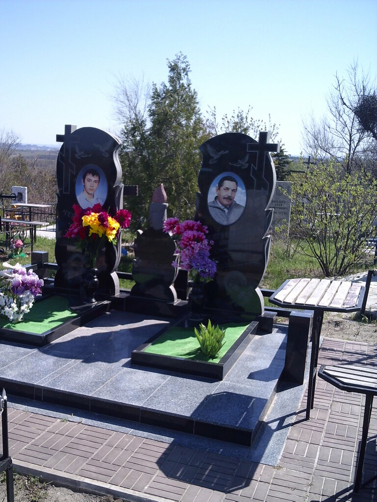 Heykel ve mezarlık taşı üreticileri Радоница, Voljski, foto