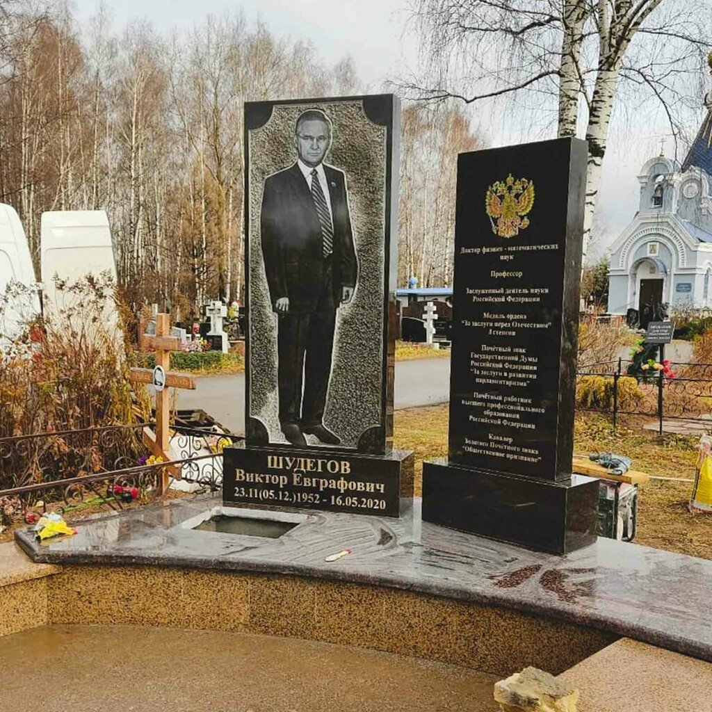 Heykel ve mezarlık taşı üreticileri Onego-black, Petrozavodsk, foto