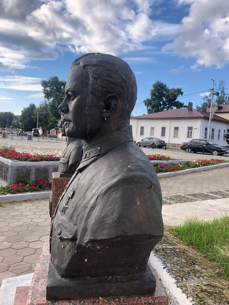 Anıt, heykel Бюст Кавалеру трех орденов Славы Гайнуллину Рифкату Хайрулловичу, Alabuğa, foto