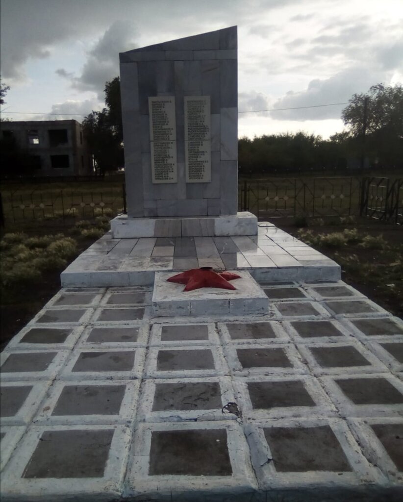 Anıt, heykel Обелиск воинам-землякам, павшим в годы Великой Отечественной войны, Omskaya oblastı, foto