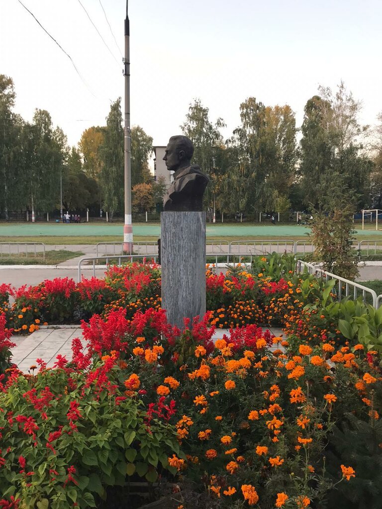Anıt, heykel И.П. Мытарев, Dmitrovgrad, foto