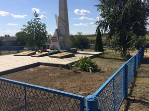 Борцам за власть советов и сельчанам, павшим в годы Великой Отечественной войны 1941-1945 (Saratov Region, Krasnoarmeyskiy rayon, Vysokovskoye munitsipalnoye obrazovaniye, selo Staraya Topovka), anıt, heykel  Saratovskaya oblastından