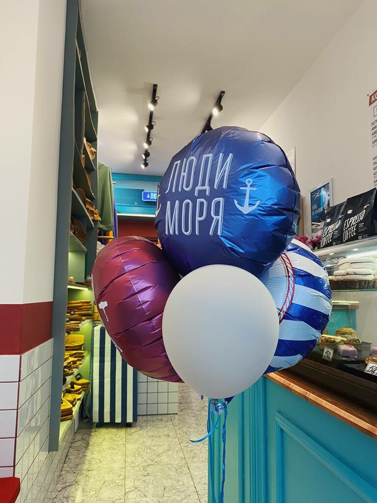 Hediyelik eşya mağazaları Люди моря, Yalta, foto