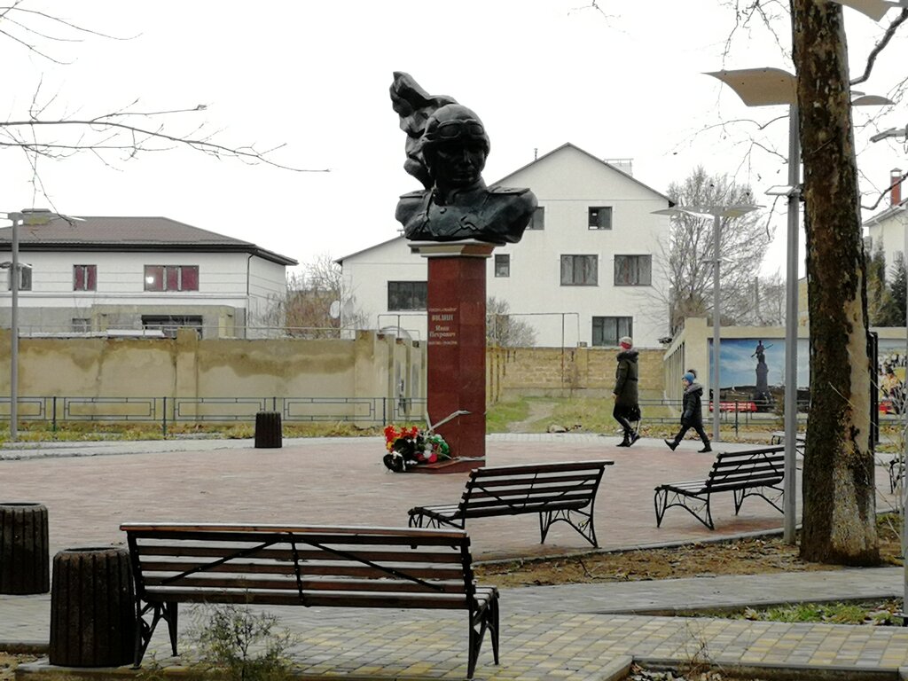 Anıt, heykel Генерал-майору авиации И.П. Вилину, Kırım Cumhuriyeti, foto