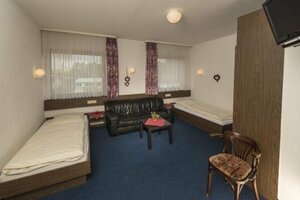 Hotel Restaurant Häsfeld (Saarland, Landkreis Saarlouis, Überherrn, Comotorstraße, 9), otel  Saarland'dan