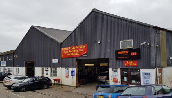 Jant ve lastikçiler Totnes & South Hams Tyre Services Ltd, İngiltere, foto