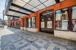 Švandovo divadlo na Smíchově (Štefánikova No:6/57, Prague), spor ve eğlence merkezi  Prag'dan