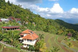 Lesong Hotel and Restaurant (Central Java, Pati Regency, Lapangan desa Bageng), otel  Bali'den