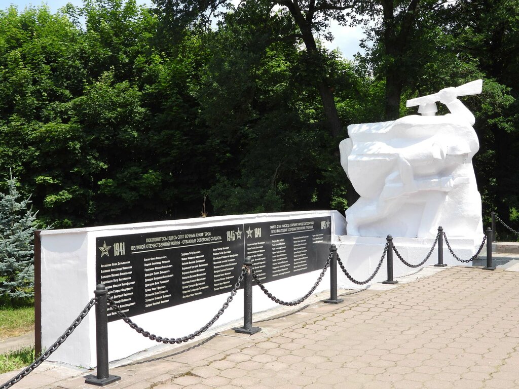 Anıt, heykel Братская могила, Kimovsk, foto