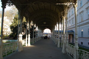 Sadová kolonáda (Karlovarský kraj, Karlovy Vary, Dvořákovy sady), turistik yerler  Karlovy Vary'den