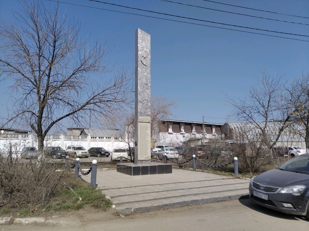 Anıt levhası, anıt taş Памяти пожарных, погибших при тушении резервуаров с нефтью, Samara, foto