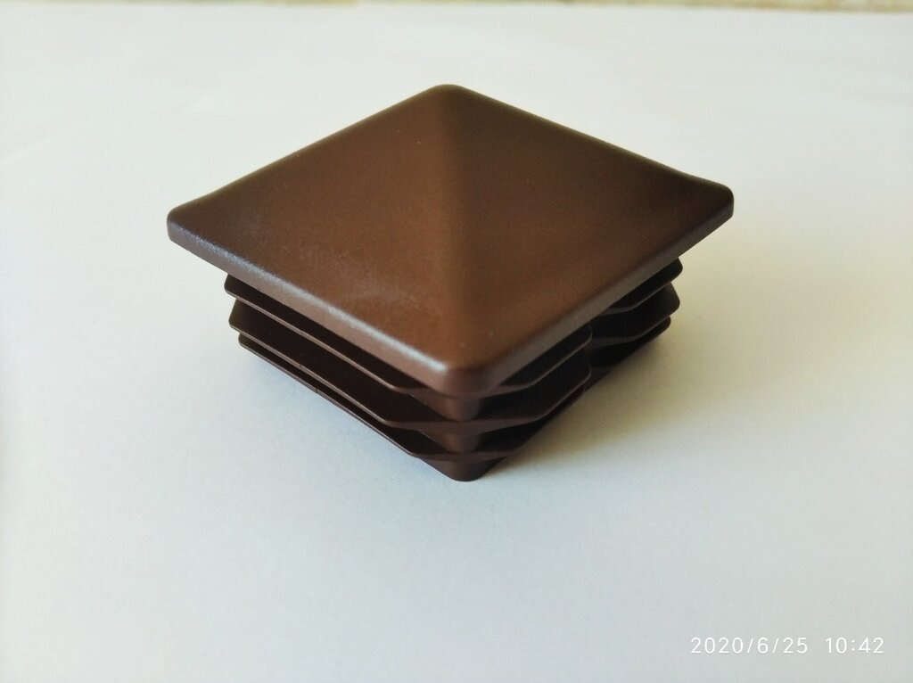 Plastik ürün üreticileri Zaglushki dlya stolbov, Omsk, foto