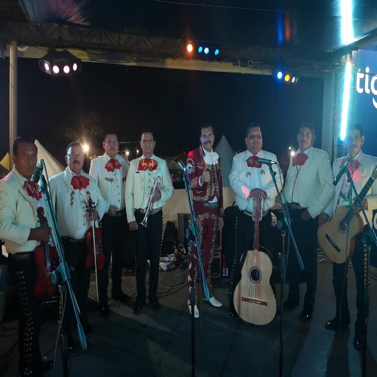 Kutlama sunucuları Mariachi Internacional Perla De El Salvador, San Salvador, foto