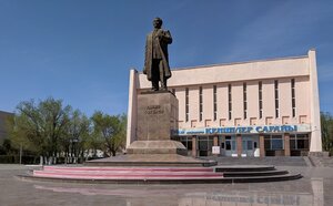 Kanış Setbayev (Ūlytau oblysy, Satpayev, 4-shi shaǵyn aýdan), anıt, heykel  Setbayev'den (Satpayev'den)