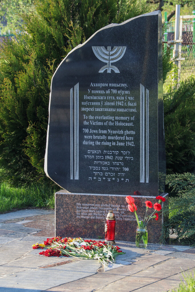 Anıt, heykel Жертвам нацизма, Nesvizh, foto