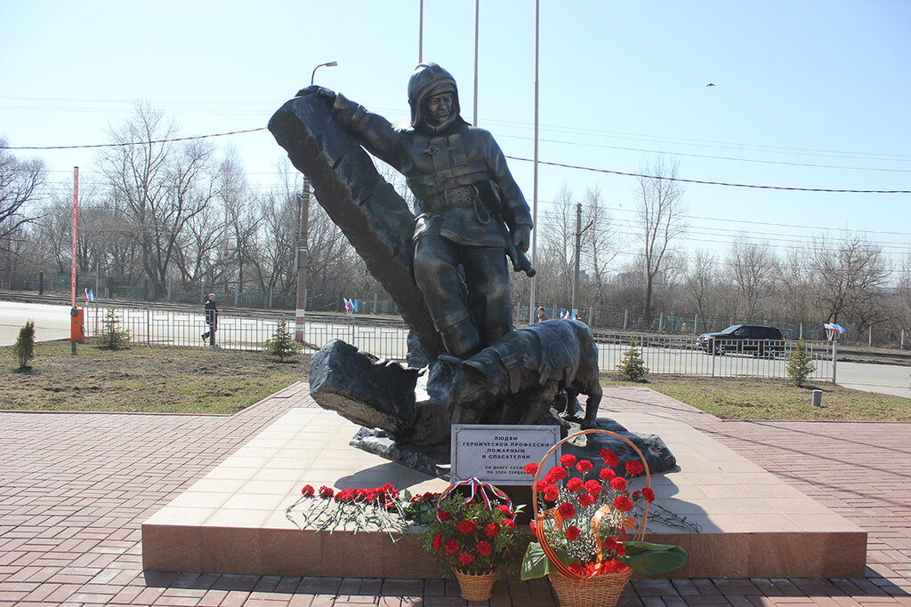 Anıt, heykel Монумент Славы пожарным и спасателям, Ulyanovsk, foto