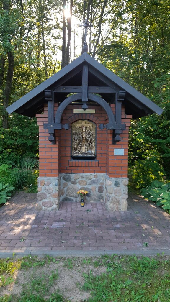 Şapel, haç anıtı Иисус умирает на кресте, Minskaya oblastı, foto