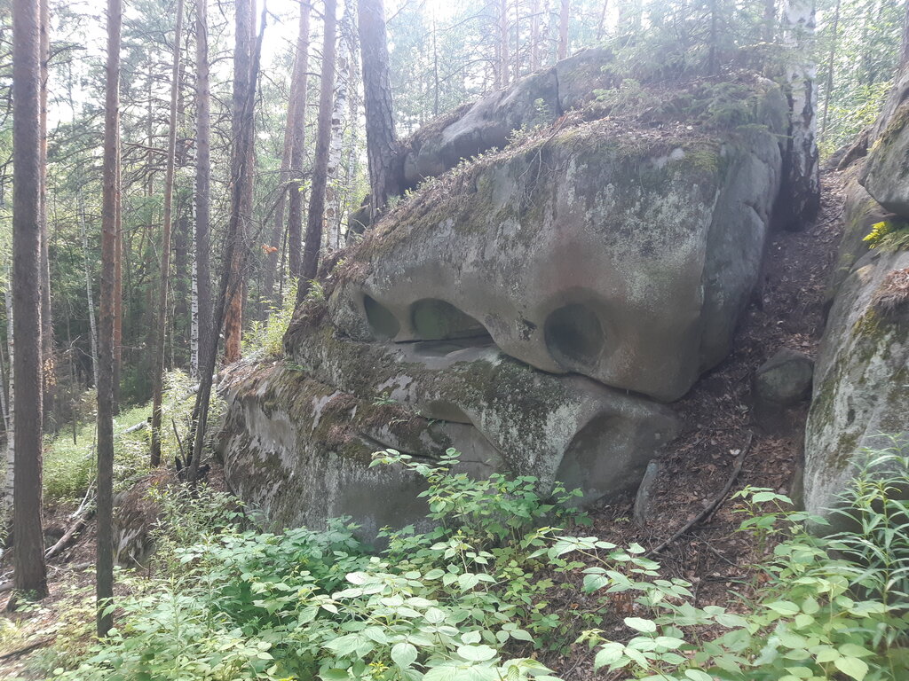 Dağ zirvesi Скала Динозавр, Yekaterinburg, foto