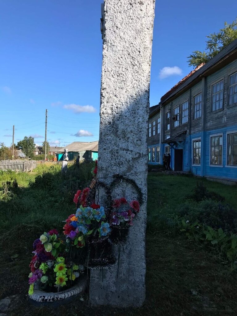 Anıt, heykel Безвинно осужденным первым строителям Кодино, Arhangelskaya oblastı, foto