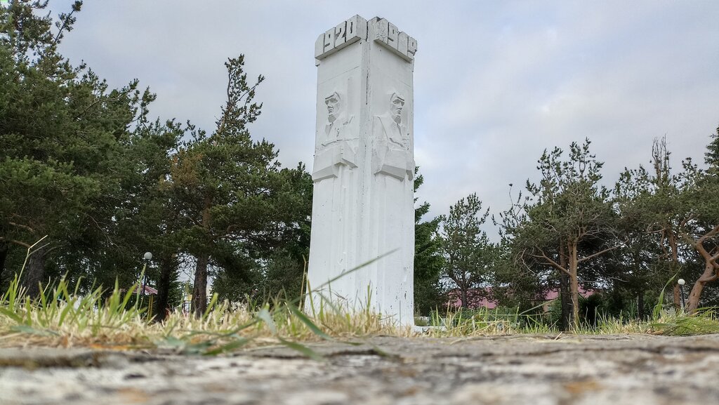 Anıt, heykel Братская могила 17 красных партизан, Komi, foto