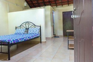 Raikar Guest House (Goa, South Goa County, Mormugao Taluk, Town of Chicalim), otel  Goa'dan