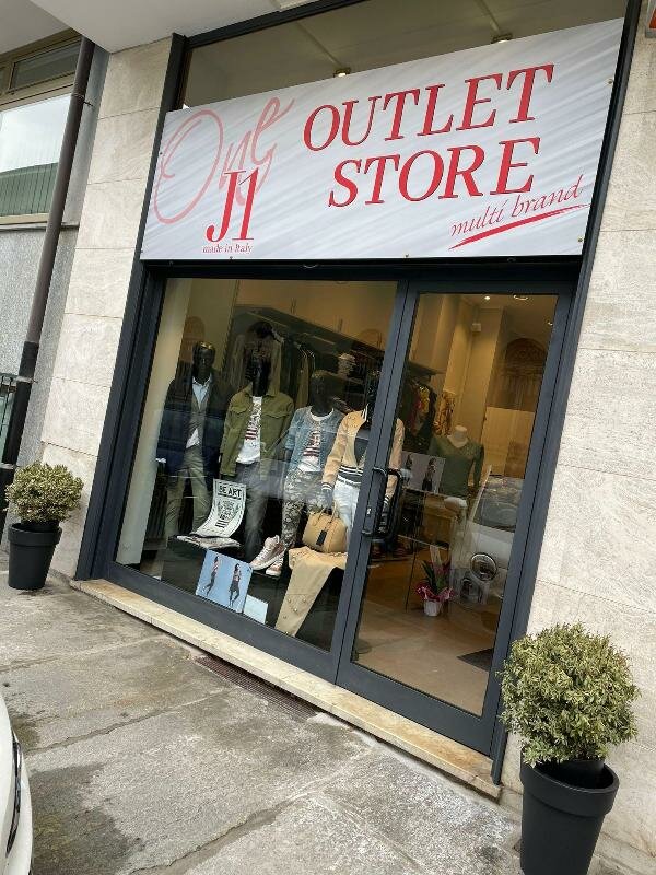 Giyim mağazası J1 Outlet Store Multi Brand, Cuneo, foto