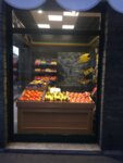 Dana Ortofrutta (Piazza Roma No:31, Pinerolo), yapay çam ağaçları ve süsleri  Piyemonte'den