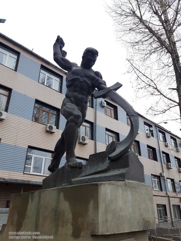 Anıt, heykel Swords to Ploughshares, Volgograd, foto
