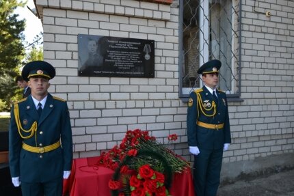 Anıt levhası, anıt taş Мемориальная доска в честь И.П. Подлеснова, Syzran, foto