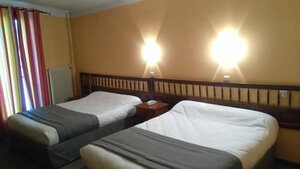 Hotel Des Arcades (Occitanie, Pyrénées-Orientales, Arrondissement de Céret, Céret, Place Pablo Picasso, 1), otel