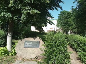 Камень в честь Спасо-Преображенского монастыря (Novgorod Region, Staraya Russa, Monastyrskaya ploshchad), anıt levhası, anıt taş  Staraya Russa'dan