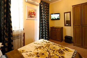 Zhemchuzhina (шоссе Дражинского No:2А, посёлок городского типа Отрадное), otel  Kırım Cumhuriyeti'nden