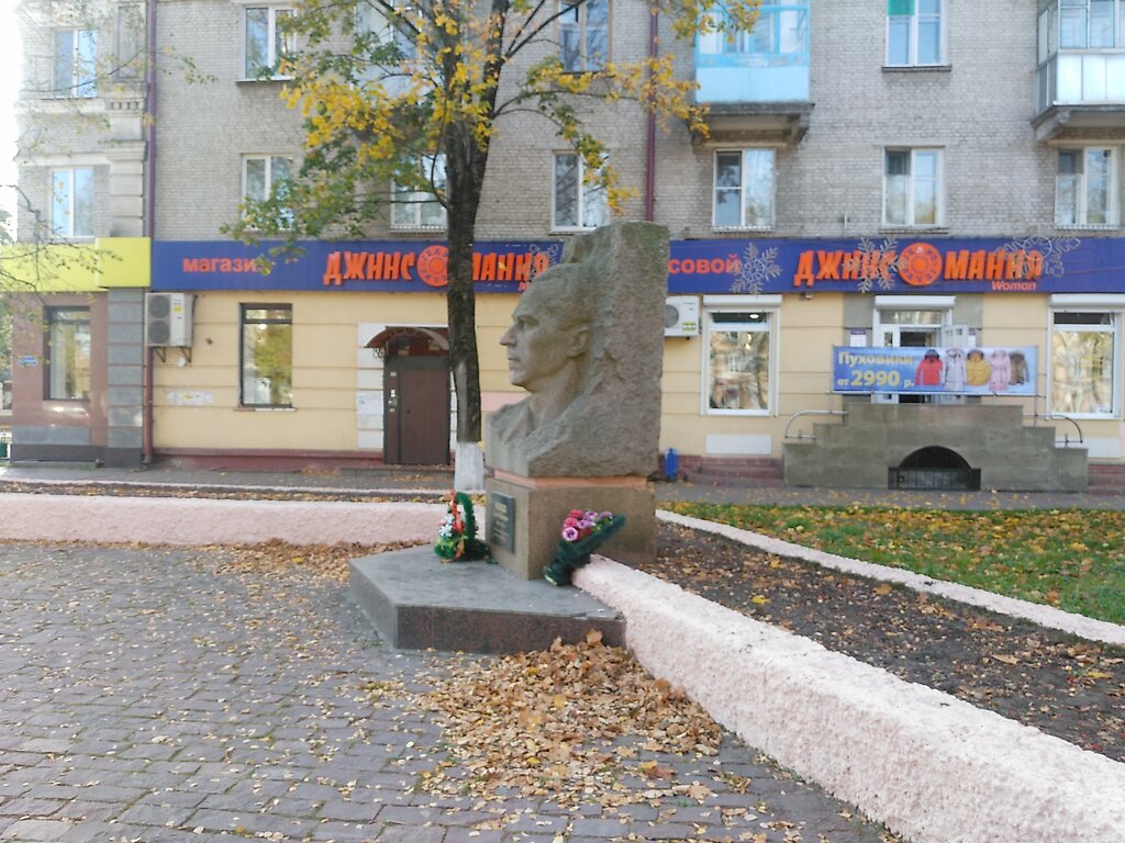Anıt, heykel Д.Н. Медведев, Briansk, foto