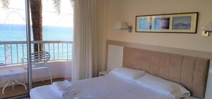 Hotel Le Dauphin (Liguria, Provincia di Savona, Finale Ligure, Piazza Carlo Mamberto), otel  Finale Ligure'den