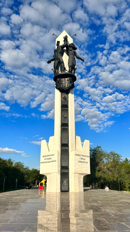 Anıt, heykel Pervostroiteley, Jezkazgan, foto