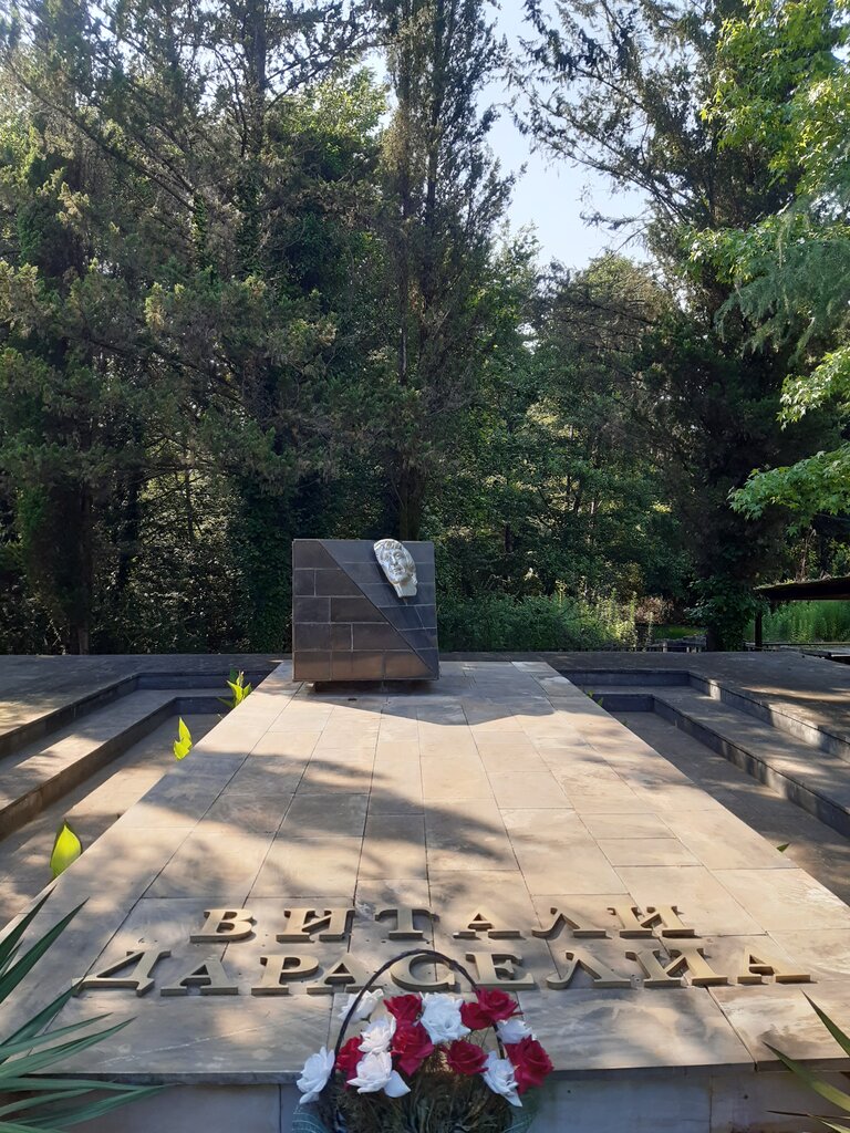 Park, sokak heykeli Могила футболиста В. Дараселия, Oçamçıra, foto