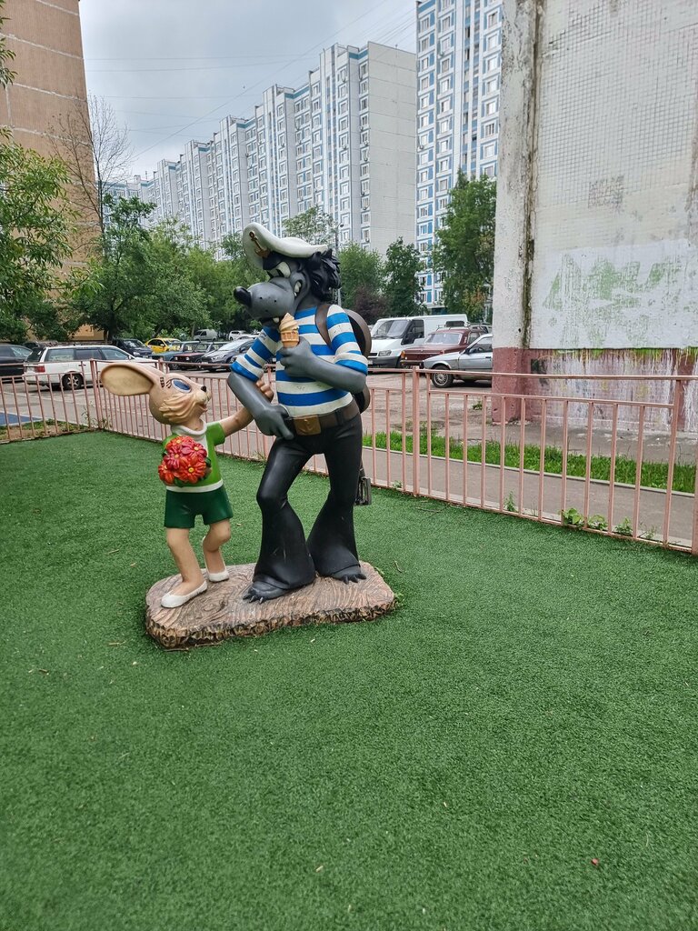 Park, sokak heykeli Волк и заяц, Moskova, foto