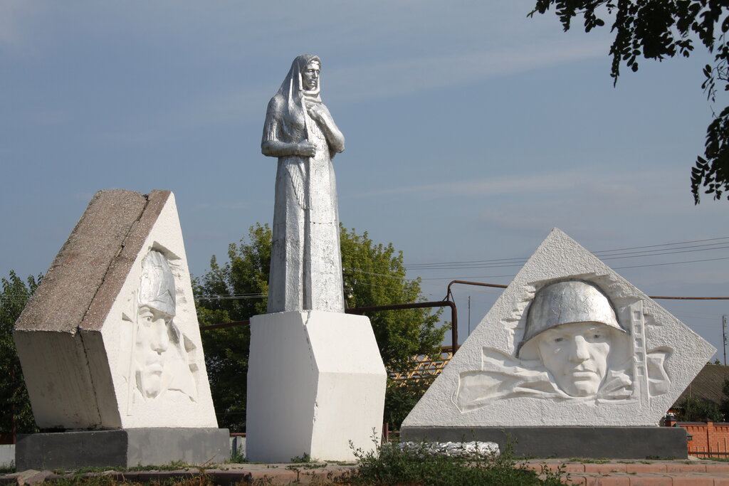 Anıt, heykel Скорбящая мать, Çeçen Cumhuriyeti, foto