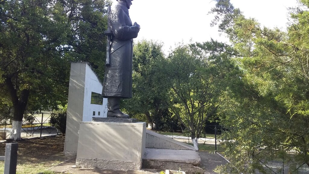 Anıt levhası, anıt taş Воинам-односельчанам, павшим в годы Великой Отечественной войны, Kırım Cumhuriyeti, foto