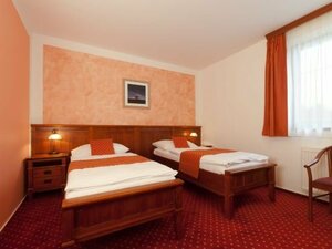 Golf & SPA Resort Kunětická Hora (Pardubický kraj, Pardubice, Dritec), otel  Pardubice Bölgesi'den