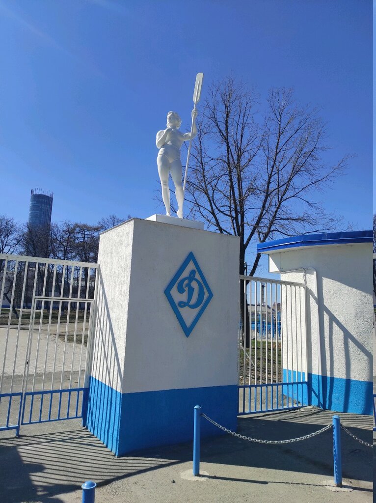 Park, sokak heykeli Девушка с веслом, Yekaterinburg, foto