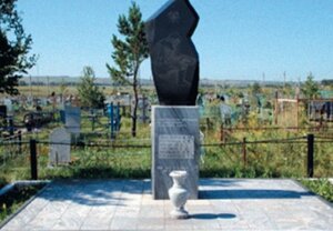 Памятник личному составу отделения 3-го взвода Кемеровского ОВГСО (Kemerovo — Kuzbass Region, Belovo, Memorialnoye kladbishche), anıt, heykel  Belovo'dan